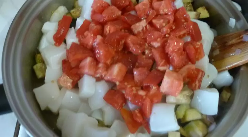 اضافه کردن ماهی مرکب و گوجه فرنگی در تابه
