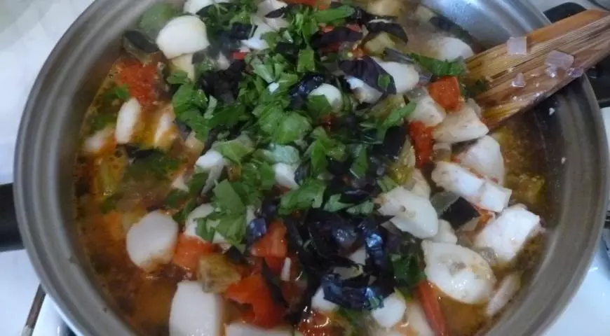 ما یک ریحان را در یک تابه با یک ماهی مرکب، گوجه فرنگی و بادمجان اضافه می کنیم