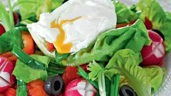 Salade avec des radis et des œufs de Pashota, recette pas à pas avec des photos