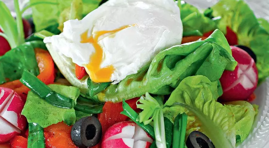 Ensalada con rábanos y huevos de pashota.