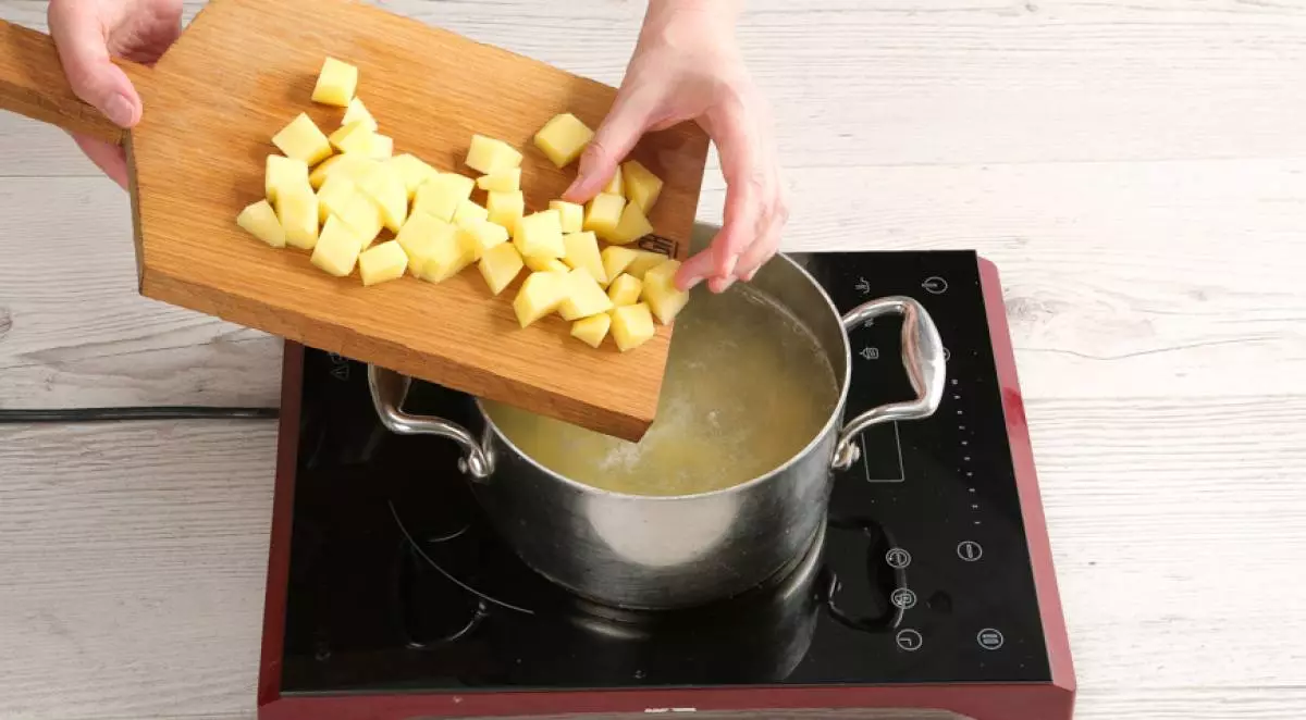 Зелена borsch со кисели, додадете компири