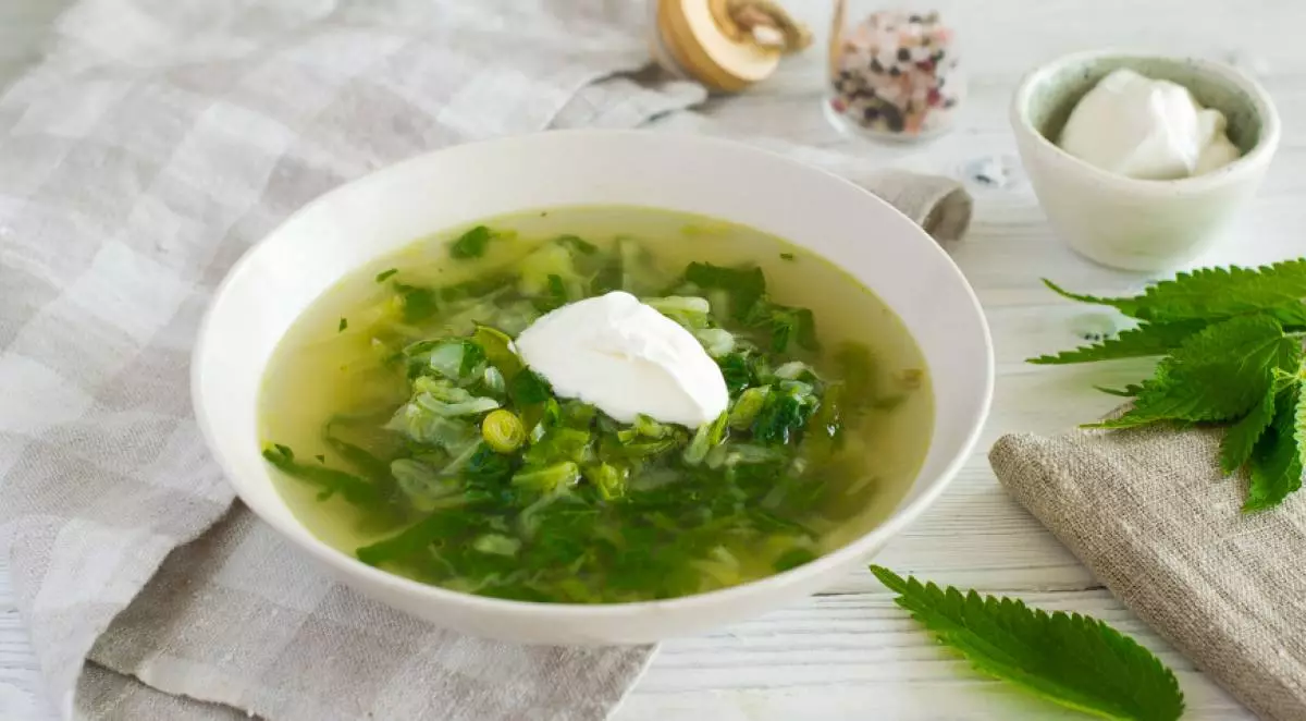 Groen borsch met brandnetel, scee