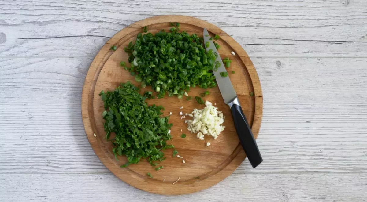 Groen Borsch met brandnetel, kap uie af