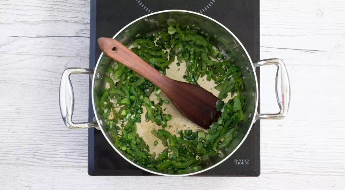 Groen borsch met brandnetel, braai peper en boog