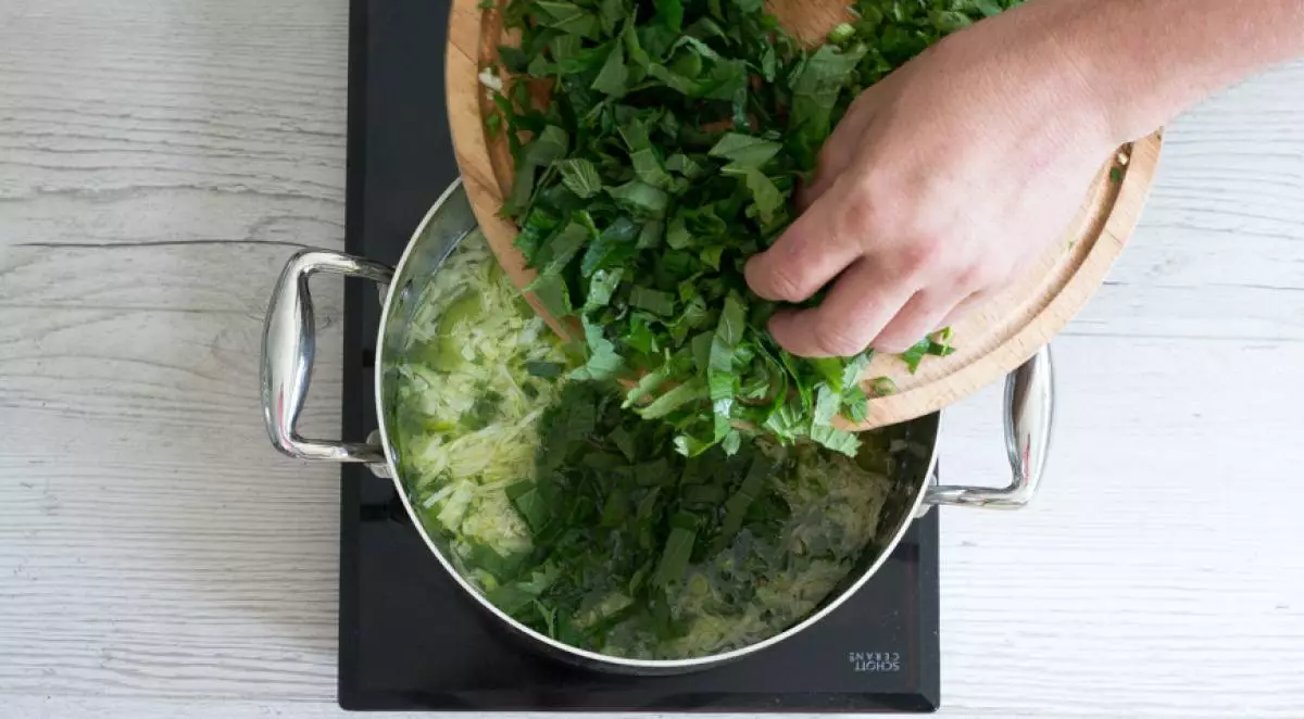 Nettle ile yeşil borsch, ısırgan ekle