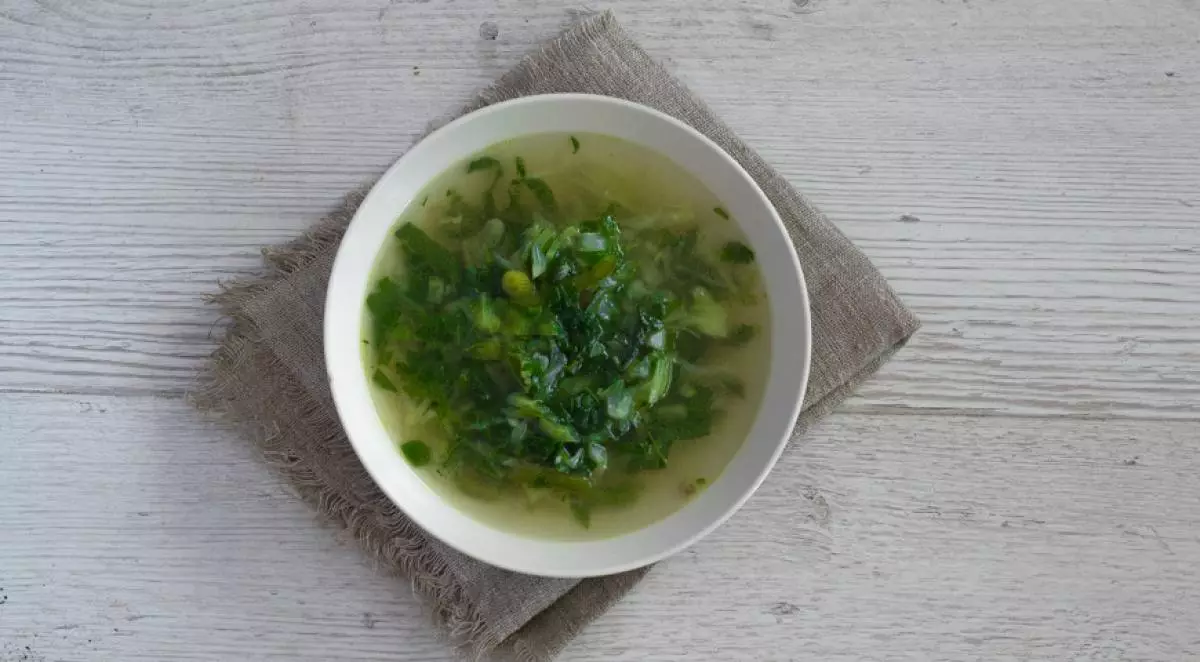 Groen borsch met brandnetel, bars op plate