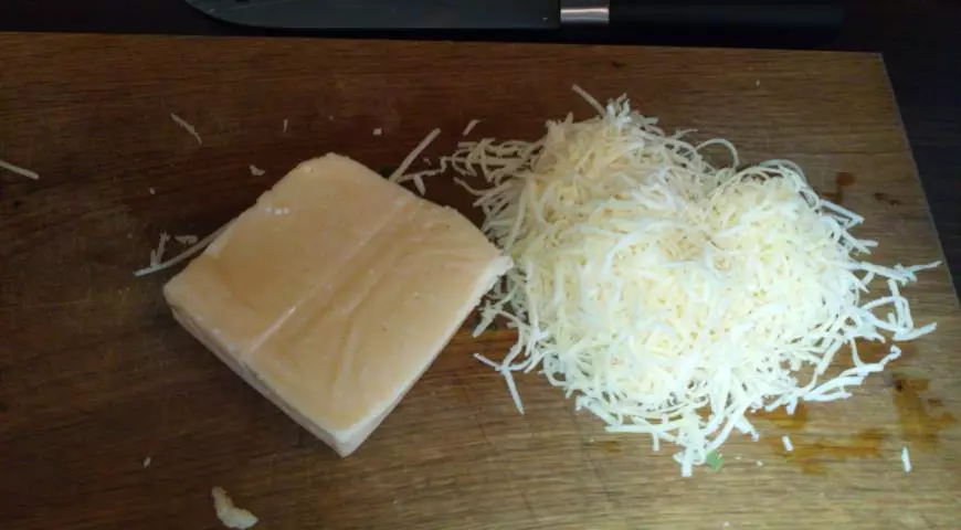Do chatového syra, pridať maslo a syr