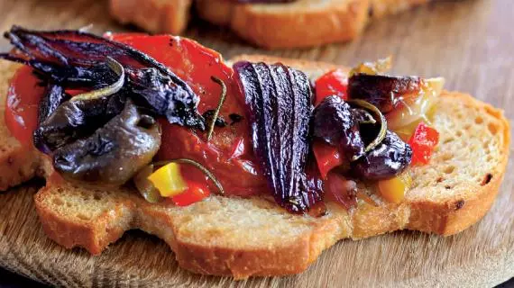 Bruschetta met "kompote" van rooi boog en groente, stap-vir-stap resep met foto's