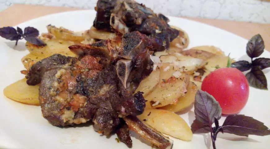 Costillas de Baranje en glaseado de ajo con papas, receta paso a paso con fotos