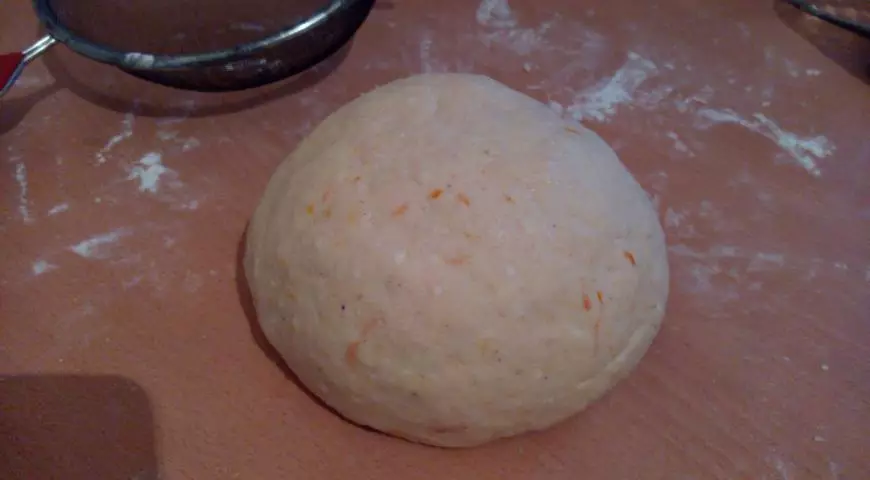 कॉटेज चीज-केस असलेल्या गोळ्या साठी dough काढा