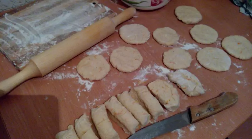 Formăm prăjituri din aluatul de brânză de la Cottage