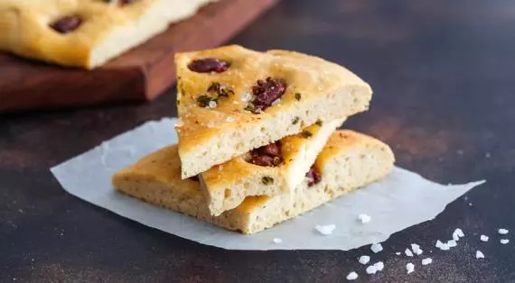 Focaccia dengan zaitun dan thyme, resep langkah demi langkah dengan foto