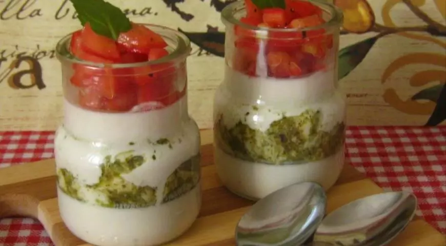 Panacotta oo leh mozzarella iyo pesto, ka dib-talaabada-talaabada-talaabada leh ee sawirro leh