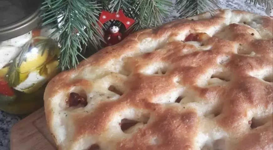 Focaccia ine yakaoma matomatisi uye mozzarella