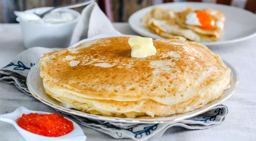 Tjocka pannkakor med kaviar