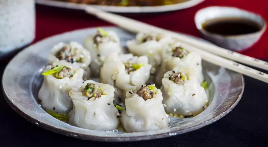 Dumplings Cina dikukus dengan kacang tersembunyi