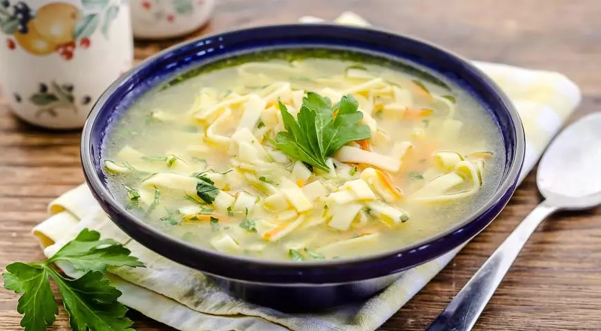 Suppe med hjemmelavede nudler på kylling bouillon