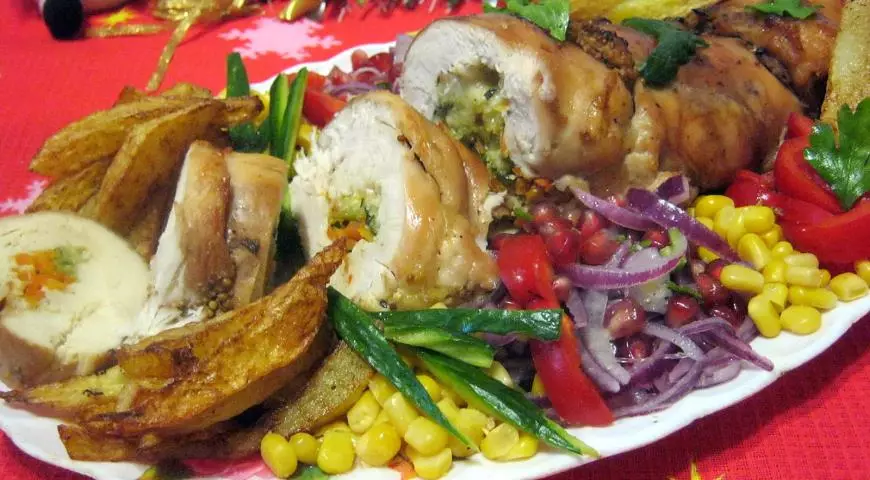 Rotolo di pollo con zucchine, carote e formaggio alimentazione con patatine fritte, verdure