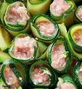 Vi gör rullar från zucchini med hackat köttfyllning