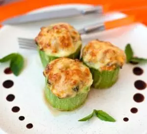 Zucchini novo recheo de filetes de galiña e champignons, receita paso a paso con foto