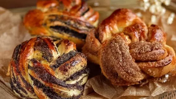 Delicious yeast wicker with poppy seeds and cinnamon, step-by-step recipe with photos