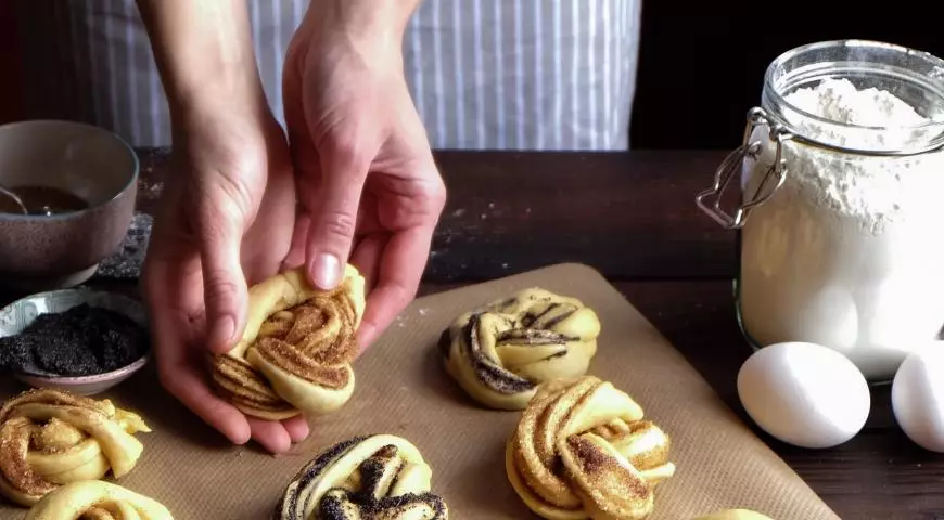 Çörek bişirilen triped, çörek bişirýän kagyzy paýlaşyň