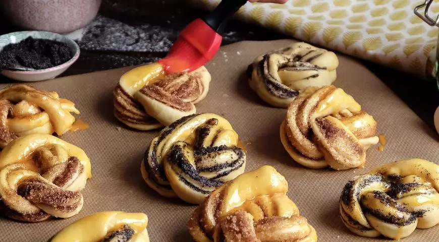 Brötchenbrötchen mit Ei und backen bis zur Bereitschaft