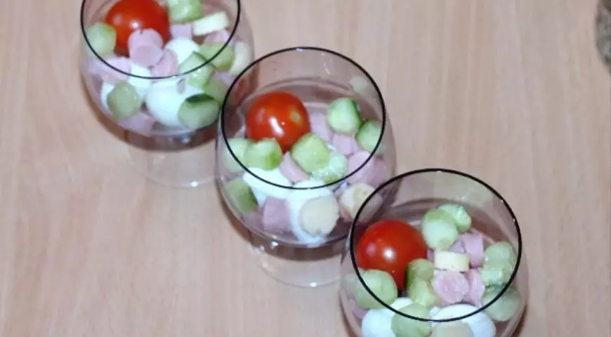 Tomaten kers, ham en komkommer toevoegen aan glas