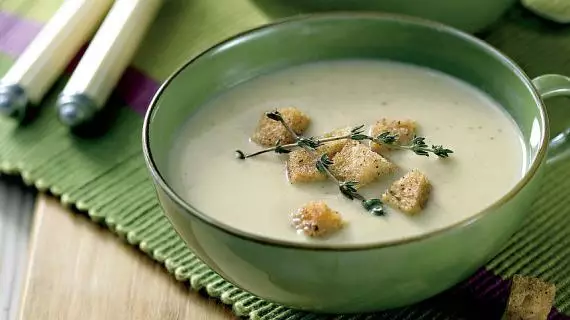 Bawang-sibuyas na may bawang croutons, hakbang-hakbang na recipe na may mga larawan