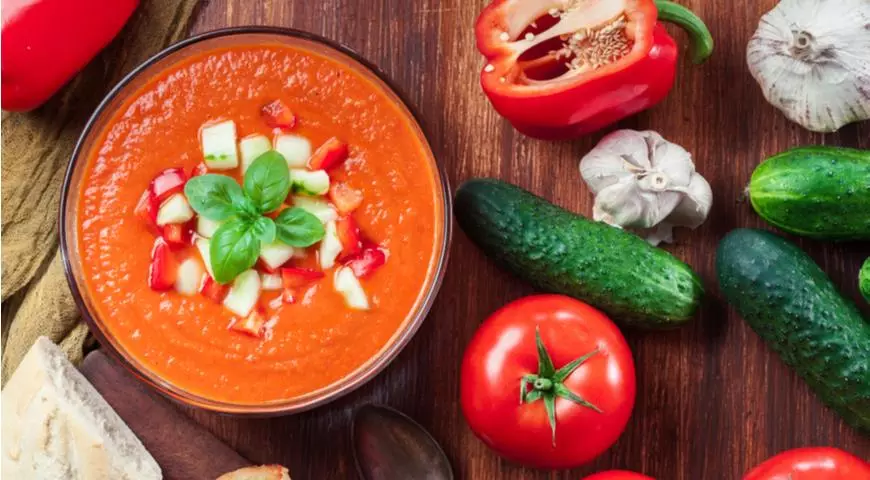 Spicy Gaspacho, step-by-step recipe na may mga larawan