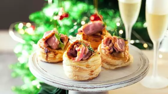 Tartlets Duck oo leh tufaaxyo, ka sameysan talaabo talaabo ah oo leh sawirro