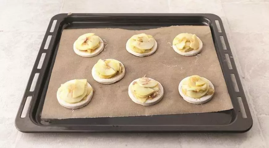 Stock Foto Madlavning Opskrift: Tartlets Duck med æbler, trin №4