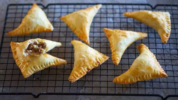 Puff pastry na may tupa, mint at cedar nuts, step-by-step recipe na may mga larawan