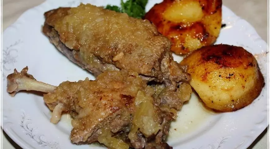 You can feed duck stewed in apples with fried Antonovka