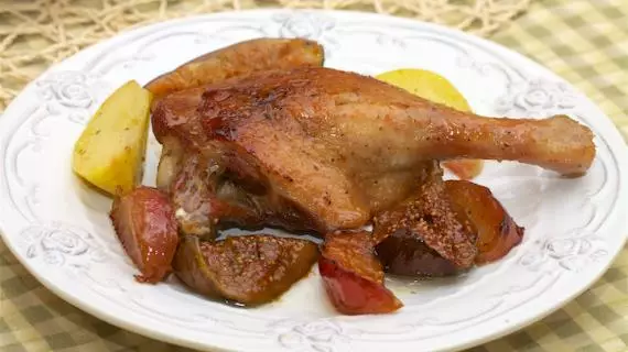 Honey duck baked with figs and apples, step-by-step recipe with photos