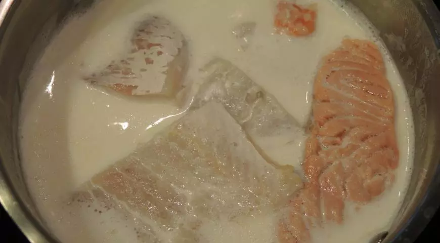 Filet de poisson bouillir dans le lait