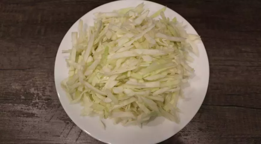 Προσθήκη στο ζωμό ψιλοκομμένο λάχανο για μαγειρική σούπα