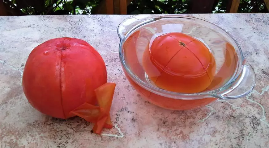 ガスパチョ - 熱いスープ用冷たいトマトスープ、肌からの澄んだトマト