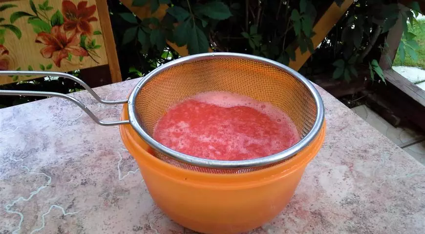 ガスパチョ - 暑い夏のための冷たいトマトスープ