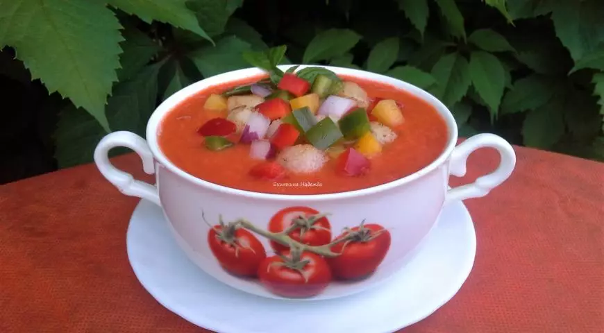 ガスパチョ - 暑い夏のための冷たいトマトスープ