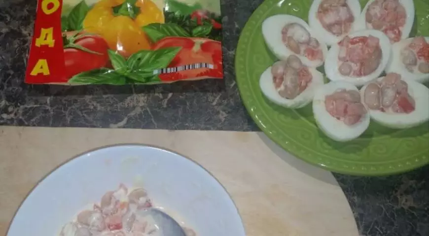 Pikeun ngeusian masak tomat dicincang, kacang sareng mayonnaise