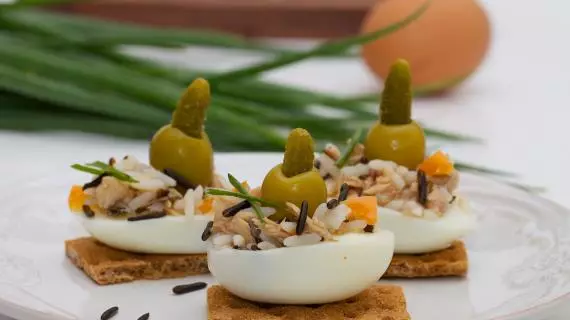 Snack von mehrfarbigen Reis und Eiern, Schritt-für-Schritt-Rezept mit Fotos