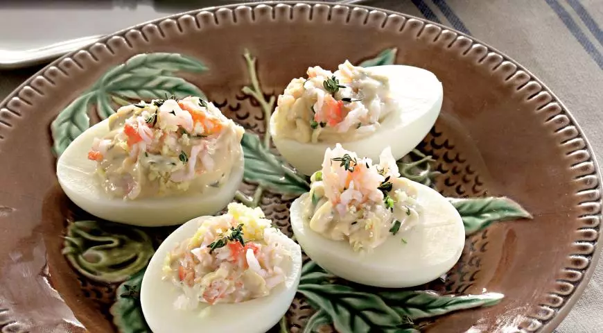 Stuffed eggs with crabs in ravigot sauce