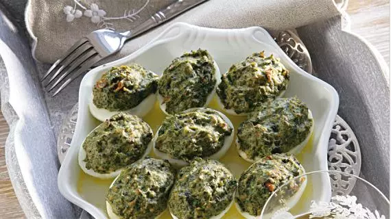 Qe stuffed nrog spinach, step-ntawm-kauj ruam daim ntawv qhia nrog cov duab