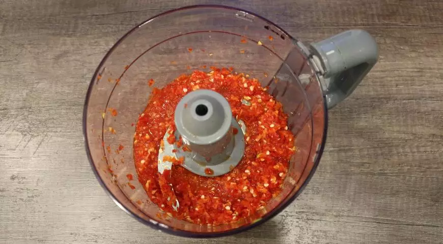 Moer todos os ingredientes para a salsa chili doce tailandesa a masa homoxénea