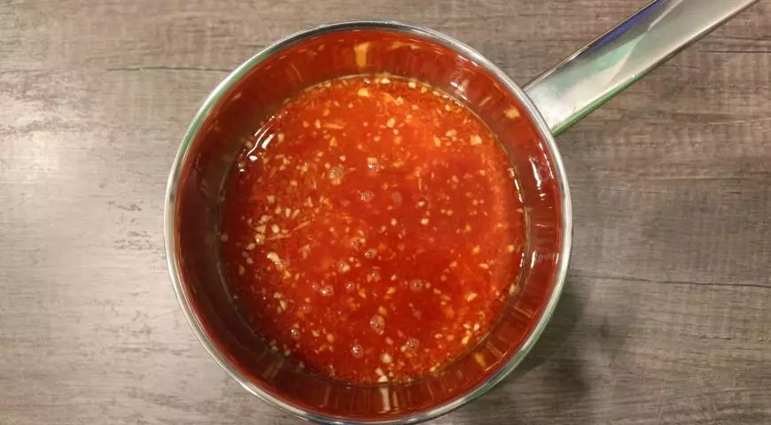 Cociñar salsa de vinagre de arroz, especias e puré cocido