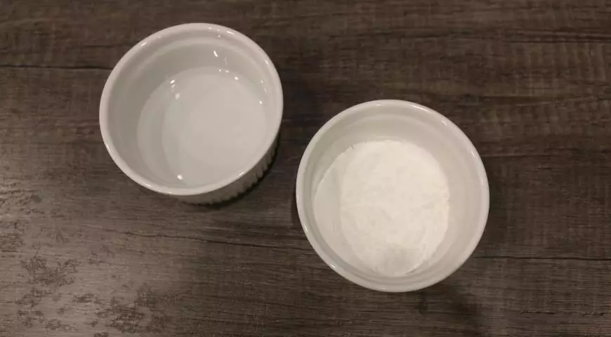 Anyị na-agwakọta ọka starch na mmiri, mgbe ahụ wụsa ngwakọta n'ime ihendori ahụ ma na-esi nri