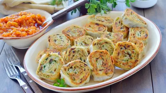 Lavash آلو، مشروم اور گرین، تصاویر کے ساتھ قدم بہ قدم ہدایت کے ساتھ رول