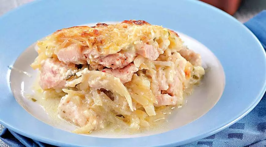 Casserole feuilletée du céleri root avec du poulet