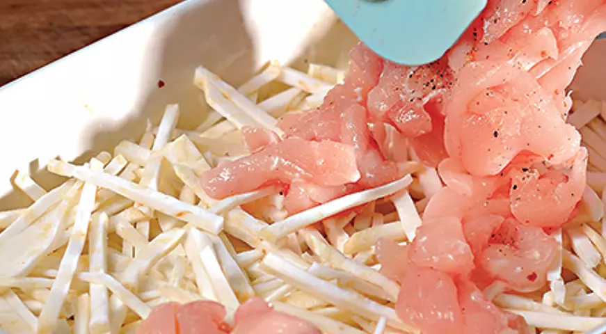 Stock Foto Recette de cuisson: Casserole feuilletée du céleri root avec du poulet, étape numéro 3